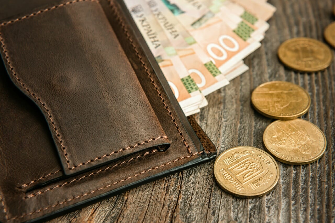 brown-leather-wallet-with-banknotes-and-coins | HSUGITA.NET | 人生の余白を楽しむ ...